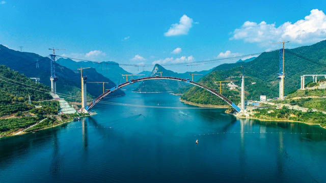 File:Tian'e LongtanCranes.jpg - HighestBridges.com