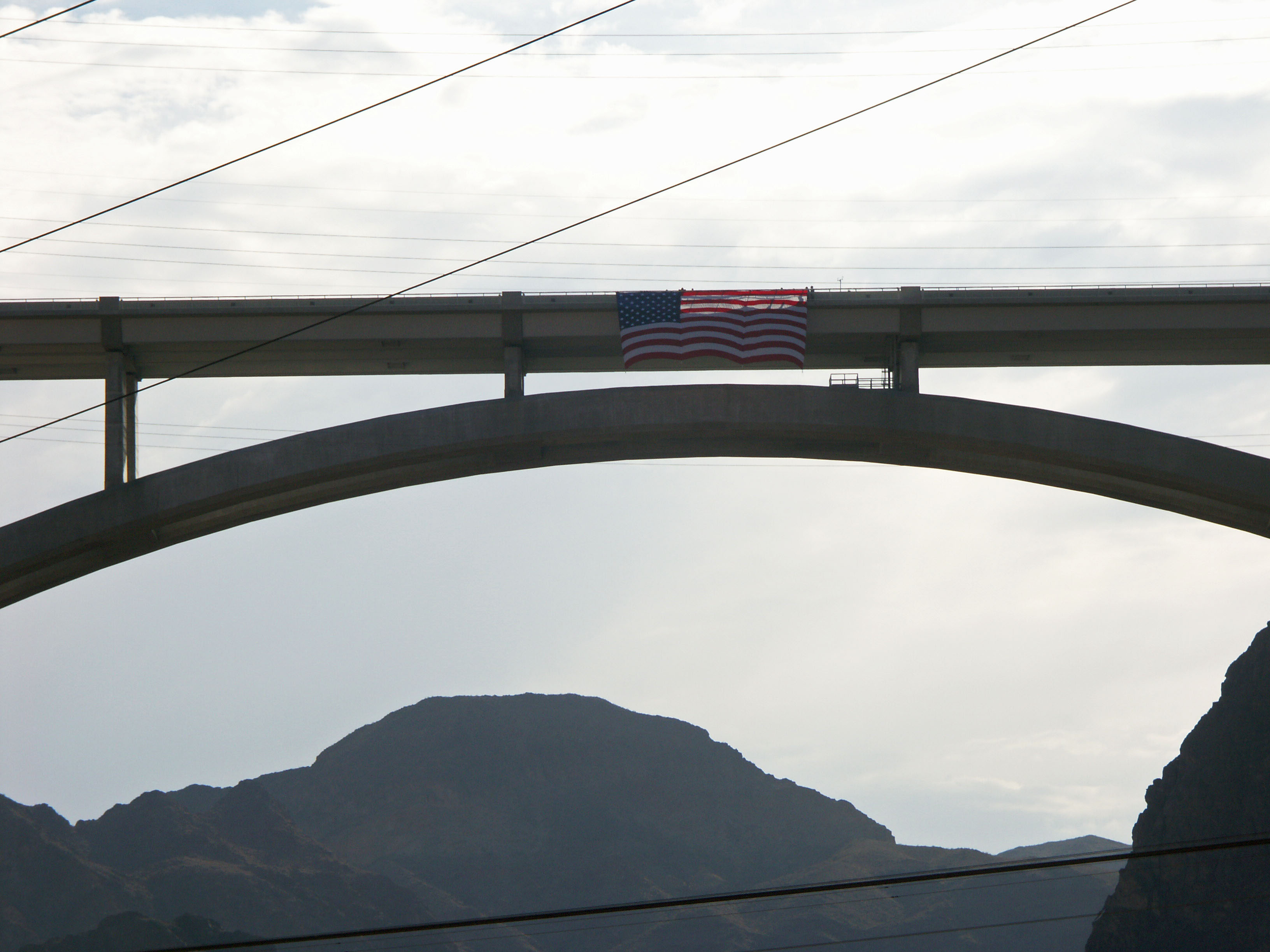File:HooverDamBridgeFlag9.jpg - HighestBridges.com
