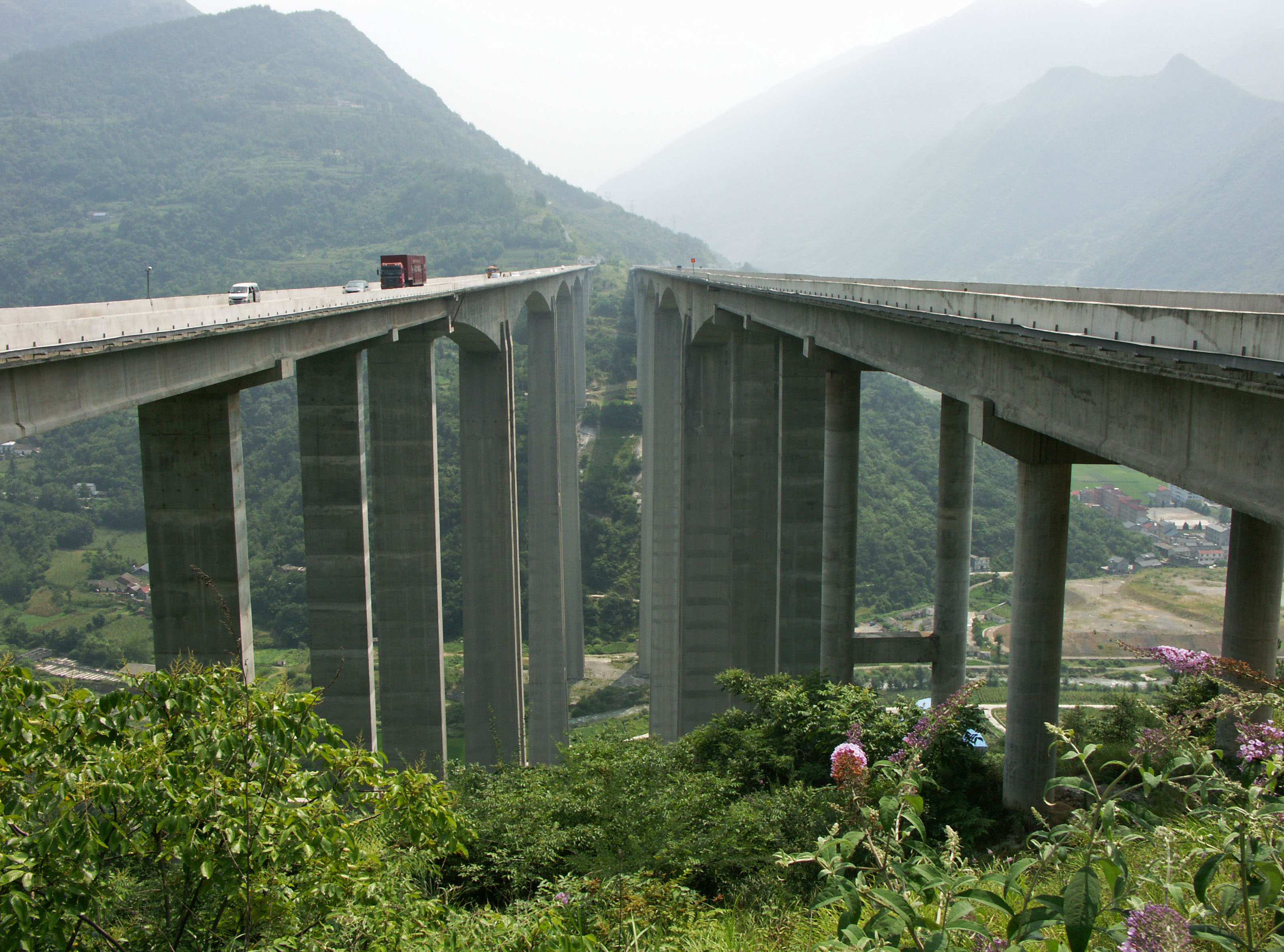 File:LongtanheWiderView2.jpg - HighestBridges.com