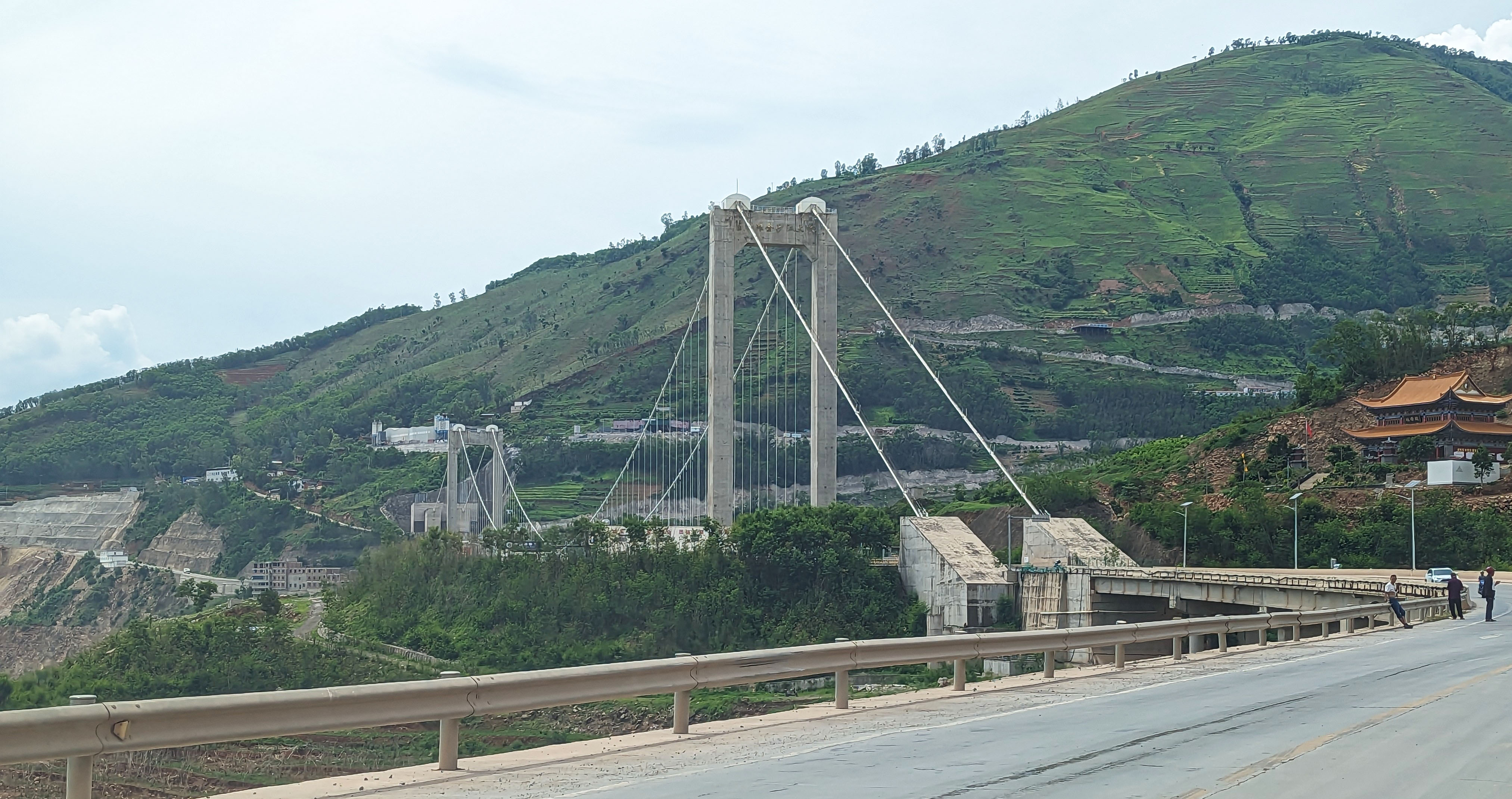 File:Jinshajiang Bridge HulukouEntrance.jpg - HighestBridges.com